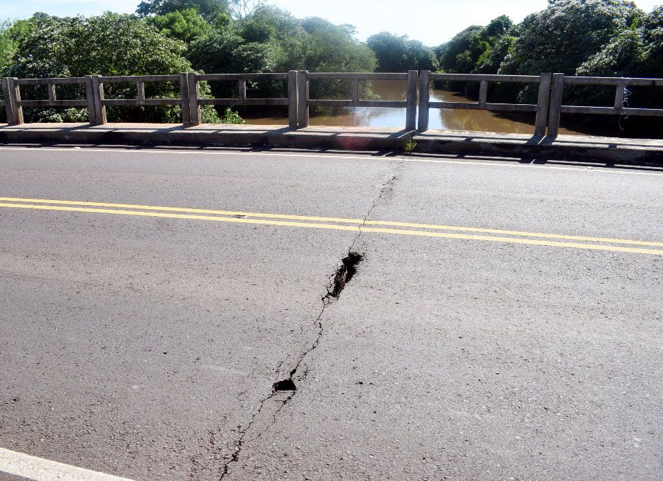 Baches Y Grietas En Puente Sobre El Arroyo Caañabé Economía Abc Color