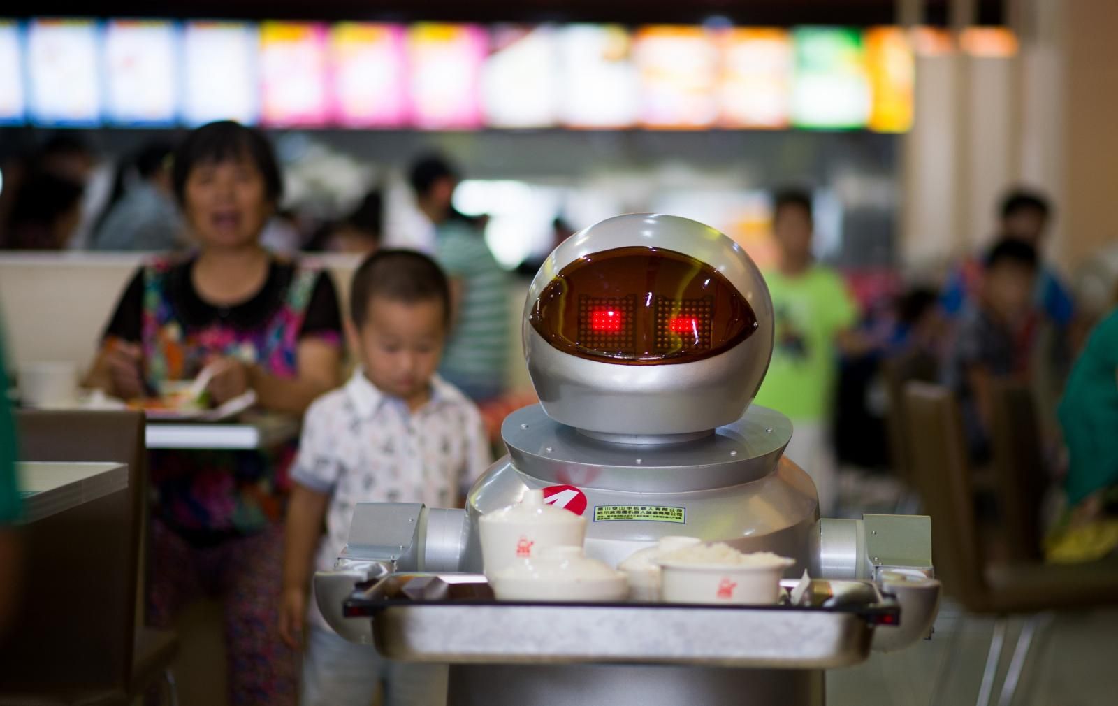 En restaurante chino, robots sirven platos cocinados por androides ...