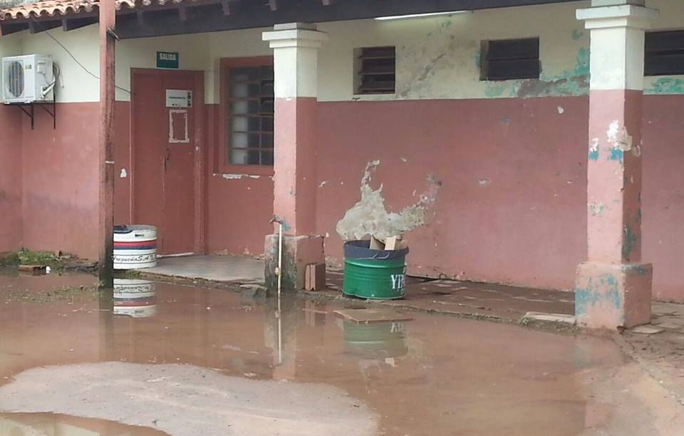 Hospital “cerrado” por inundación - Nacionales - ABC Color