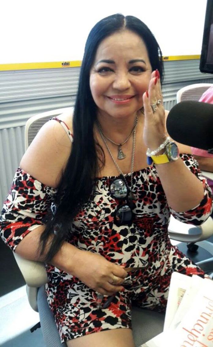 Perla cantó en Radio Revista - Artes y Espectáculos - ABC Color