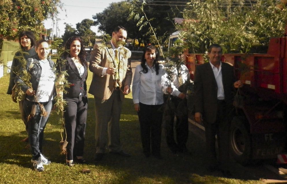 Entregan plantines para recuperar el Ybytyruzú - Centinela - ABC Color