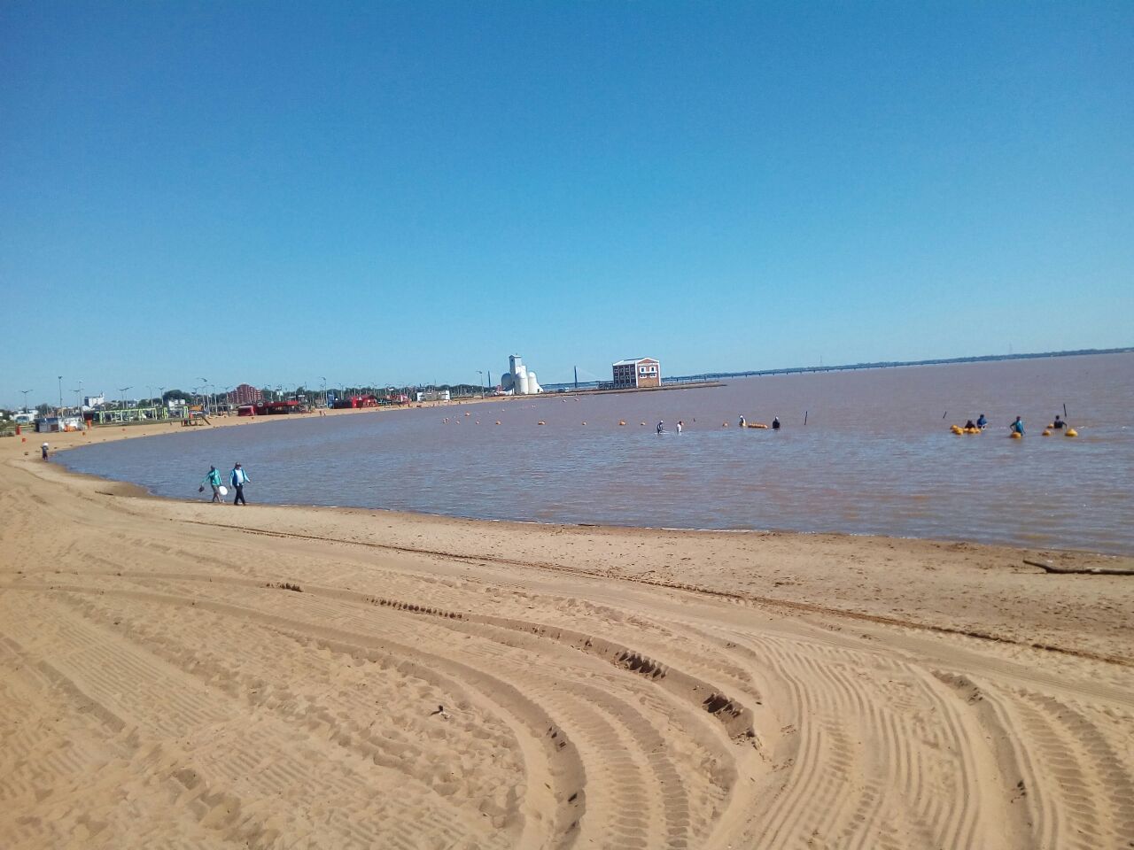Colocan boyas para habilitar las playas de Encarnación - Nacionales ...