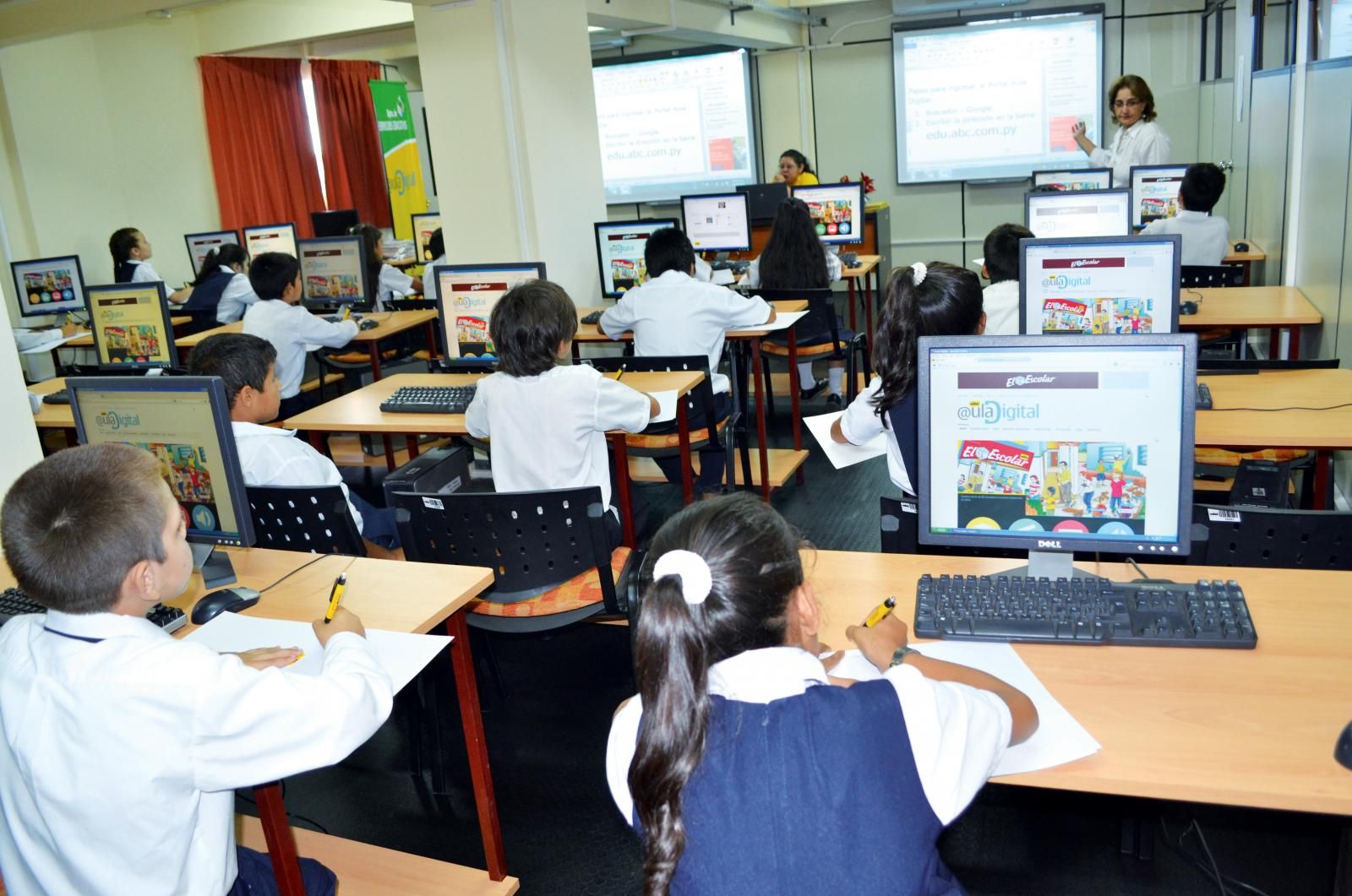 Niños exploran las funciones del Aula Digital - Escolar - ABC Color