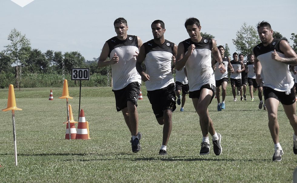 Olimpia trabaja rodeado por una multitud - Fútbol - ABC Color