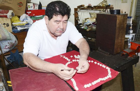 Luque regalará un rosario de filigrana - Locales - ABC Color