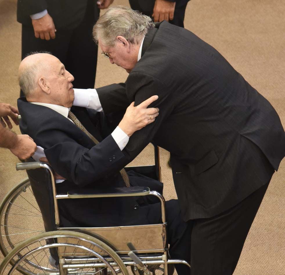 Distinguen al Dr. Mendonca - Política - ABC Color