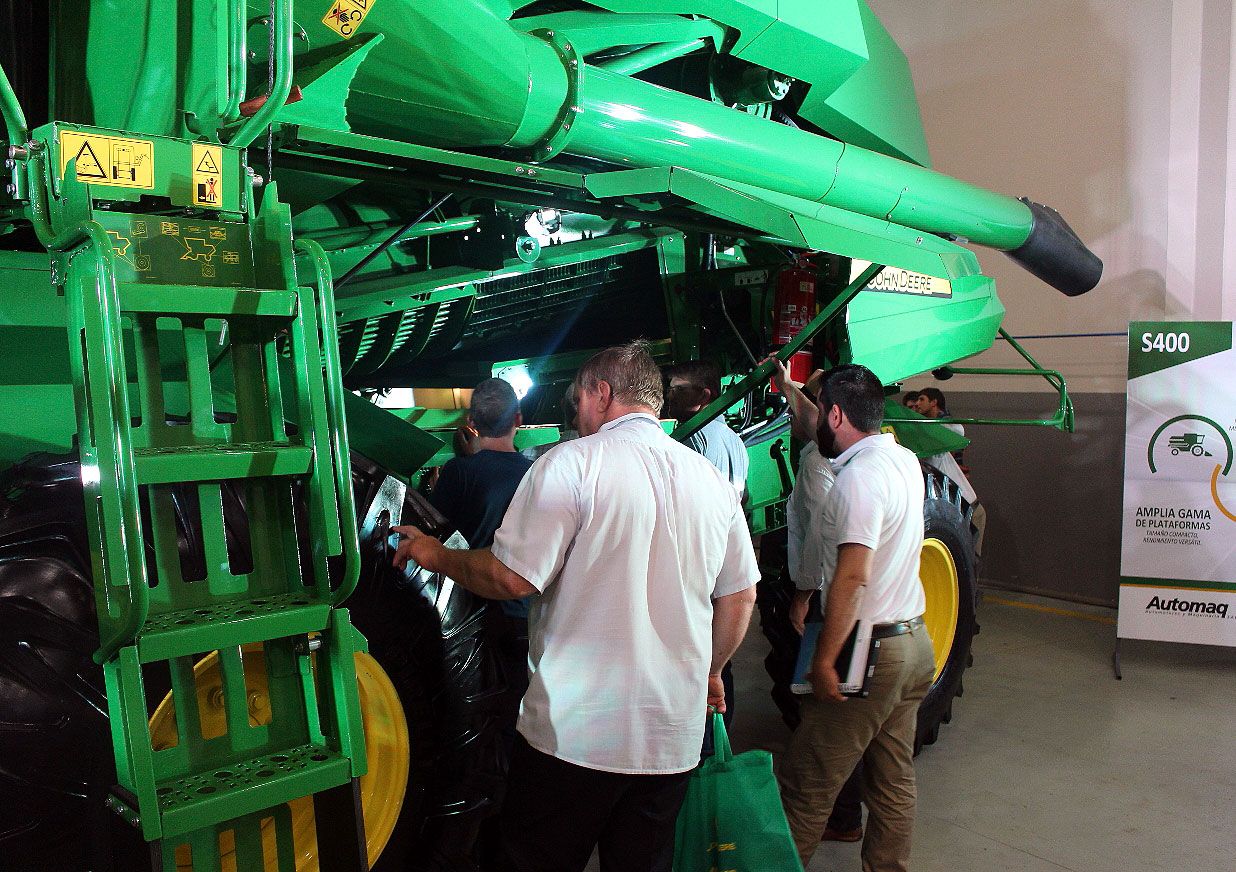 Nueva cosechadora de John Deere - Economía - ABC Color