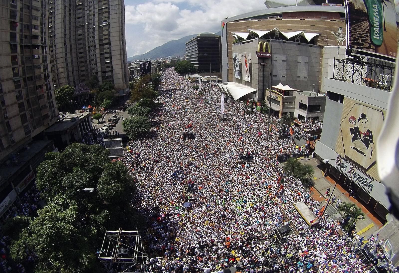 Multitudinarias marchas en Venezuela - Mundo - ABC Color