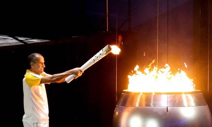 Subastan por 66.000 dólares antorcha que encendió el pebetero de Río ...