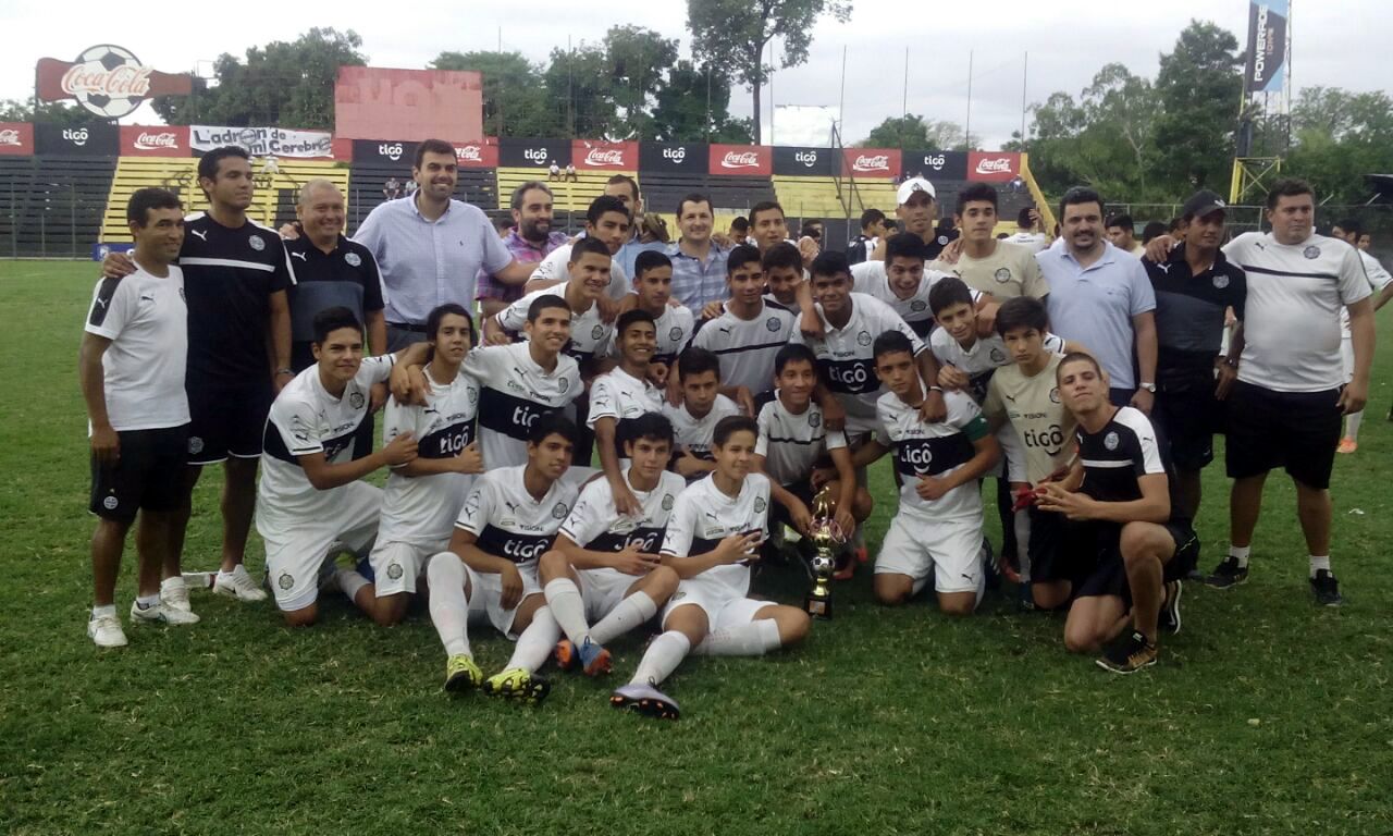 El Decano recibe sus galardones - Fútbol - ABC Color