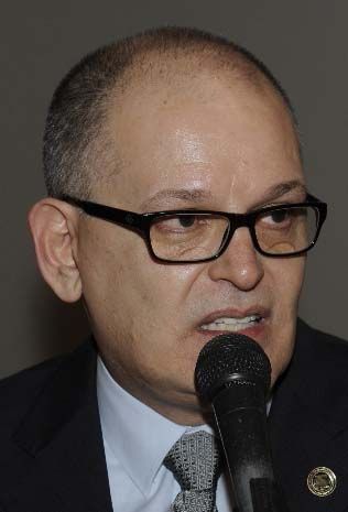 Tras escándalo de títulos dudosos, Luis Dávalos se aparta del Conacyt ...