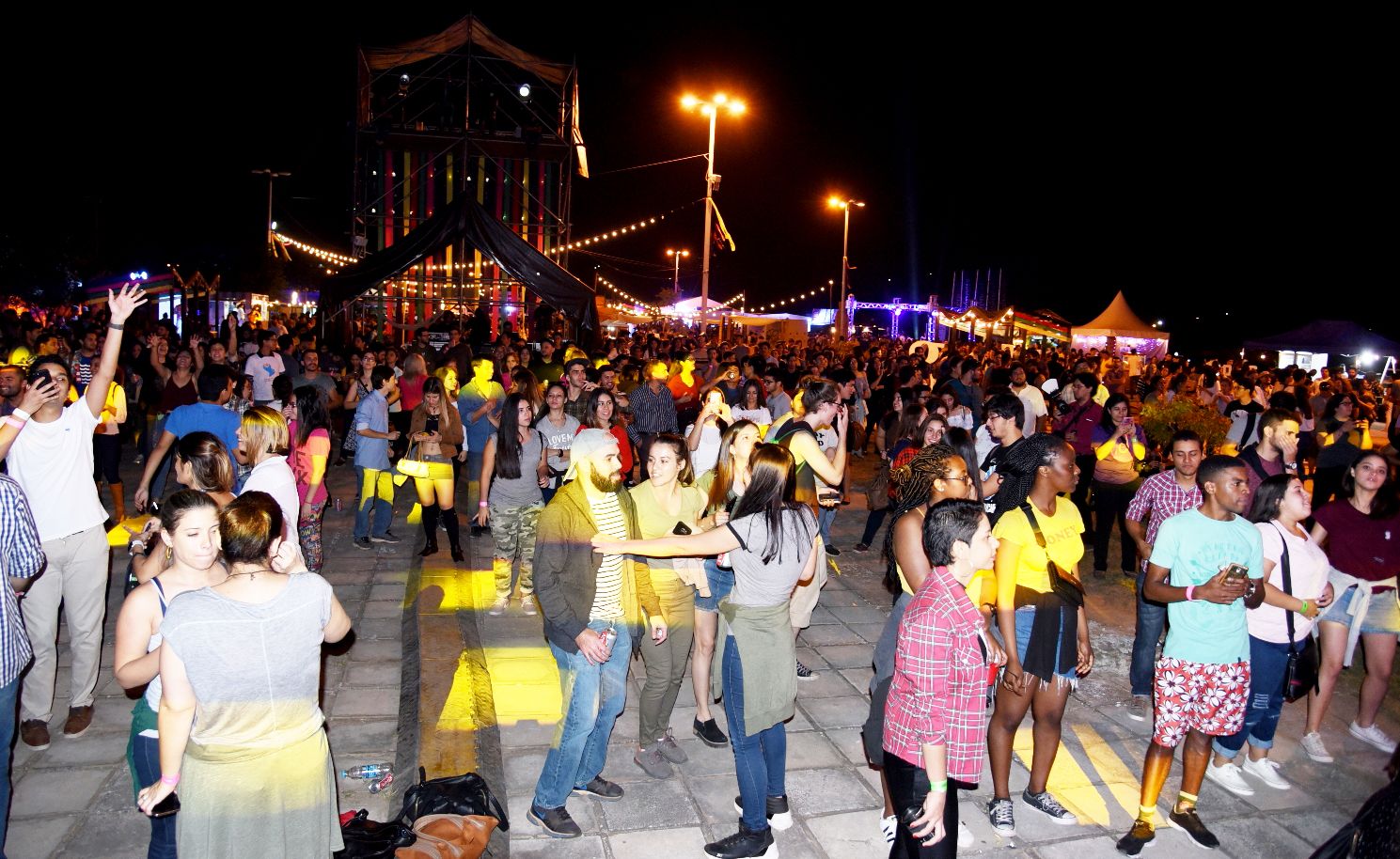Una gran y variada fiesta familiar se vivió junto al río - Artes y ...