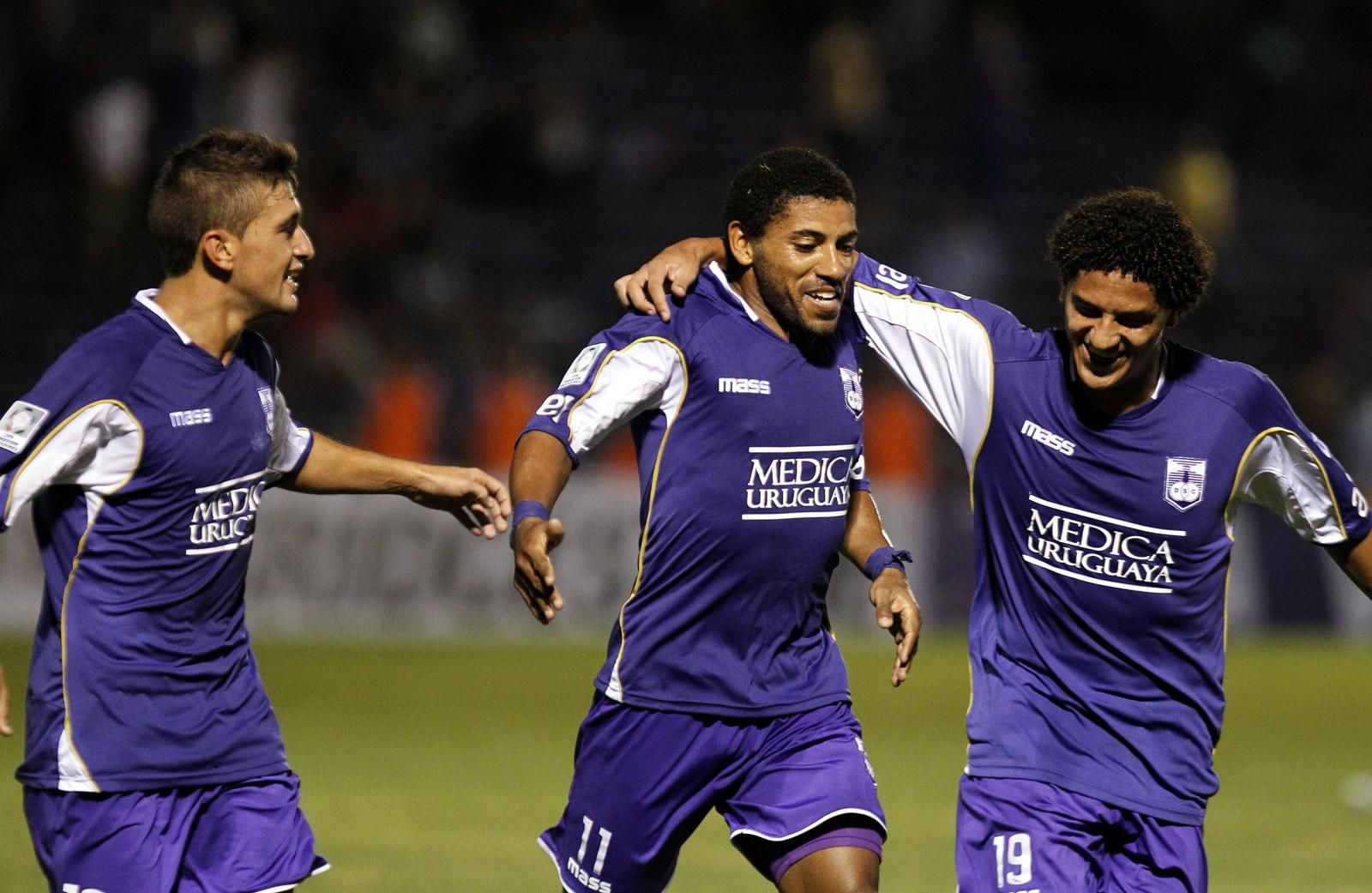 Defensor Sporting domina y golea de local - Fútbol - ABC Color