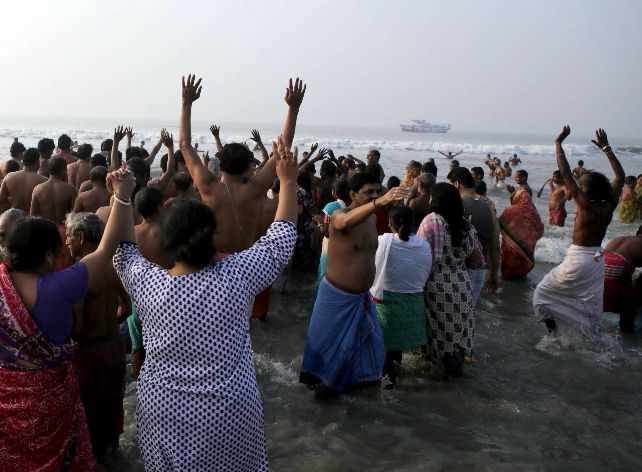 Hindúes celebraron festividad con baño sagrado en Ganges ...
