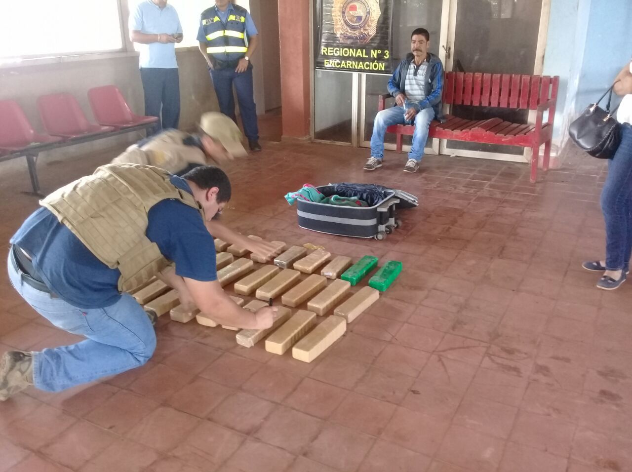 Detienen A Un Hombre Con 30 Panes De Marihuana Nacionales Abc Color