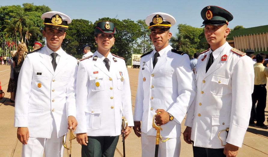 Ceremonia de egreso en la Academil - Sociales - ABC Color