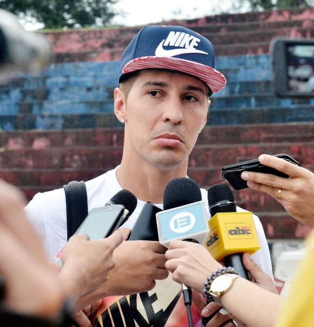 La firma con Fabbro - Fútbol - ABC Color