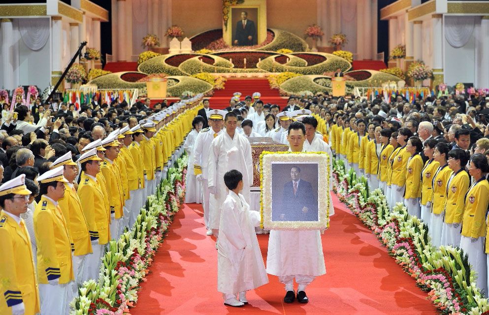 La secta Moon entierra a su mesías en masiva ceremonia en Surcorea ...