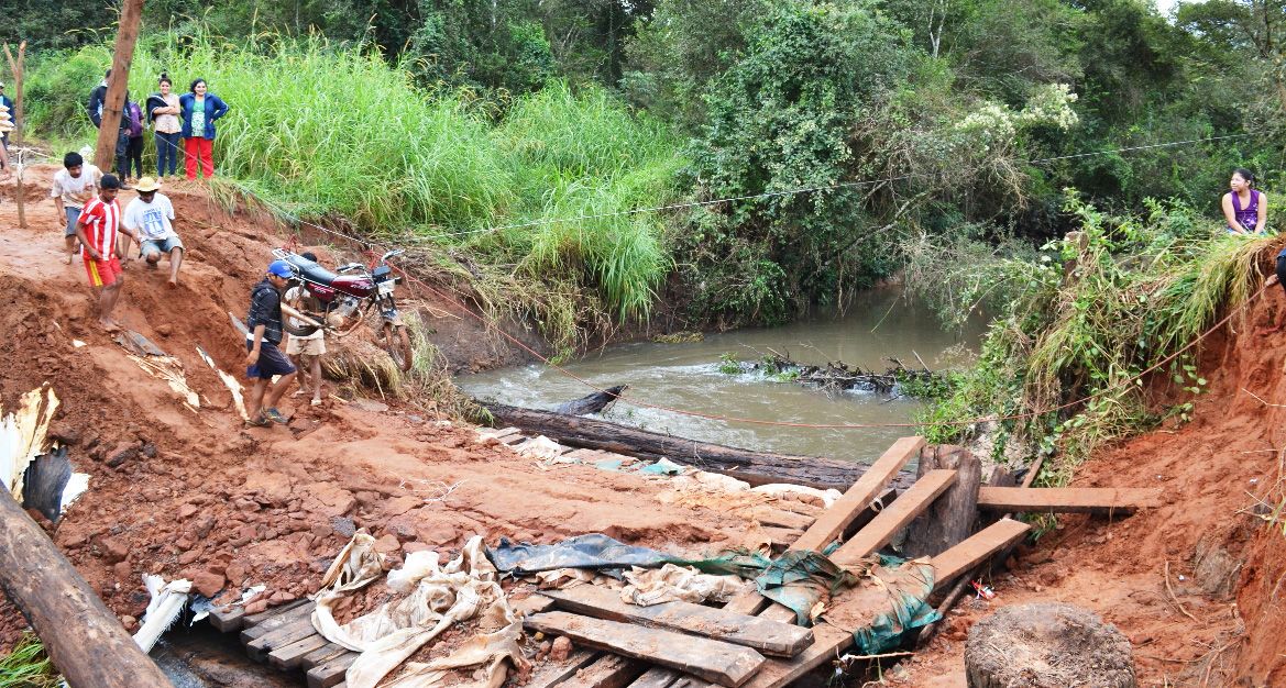 Gobernador de Canindeyú culpa al MOPC por aislamiento de familias ...