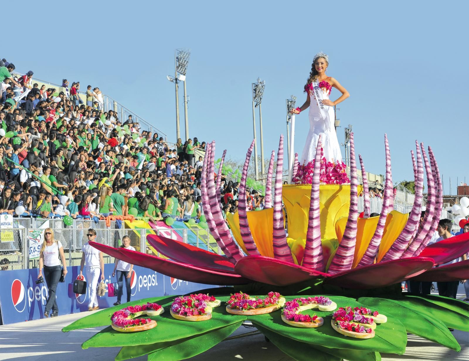 Bullicio y color en Encarnación - Gaceta del Sur - ABC Color