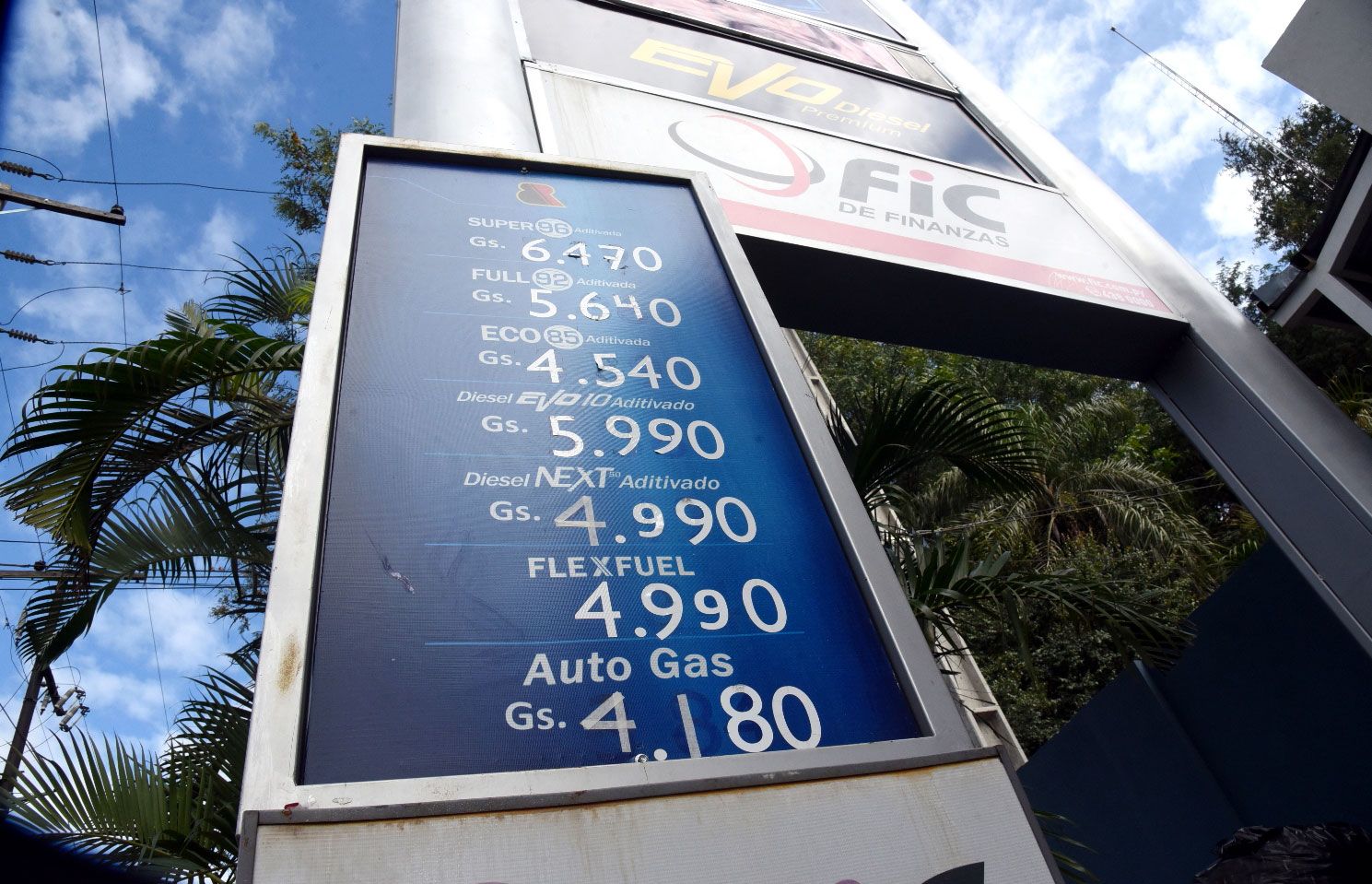Emblemas privados reacomodan precios tras ajuste de Petropar - Economía - ABC Color