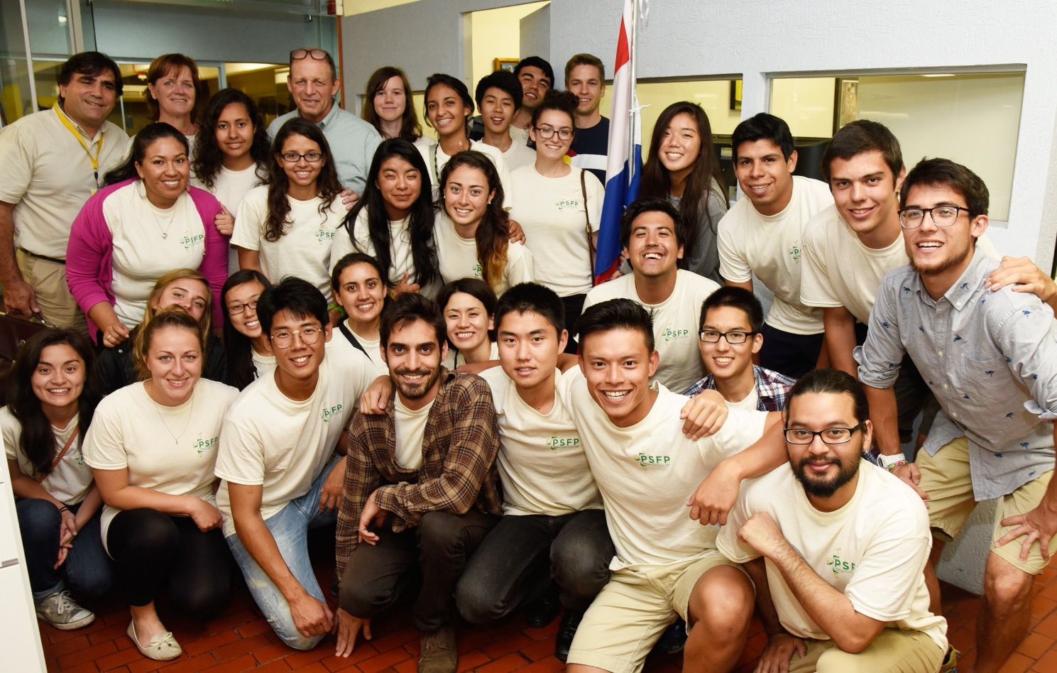 Voluntarios de 11 países con una rica experiencia en comunidad ...