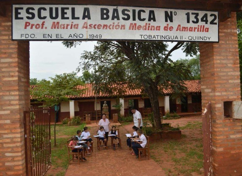 Dan clases bajo un árbol - Nacionales - ABC Color