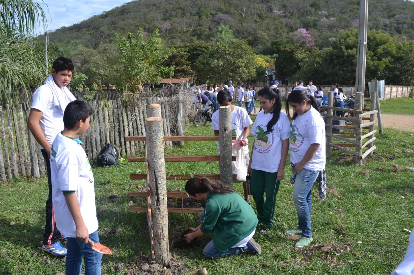 Jóvenes plantan arbolitos en Fuerte Olimpo - Nacionales - ABC Color