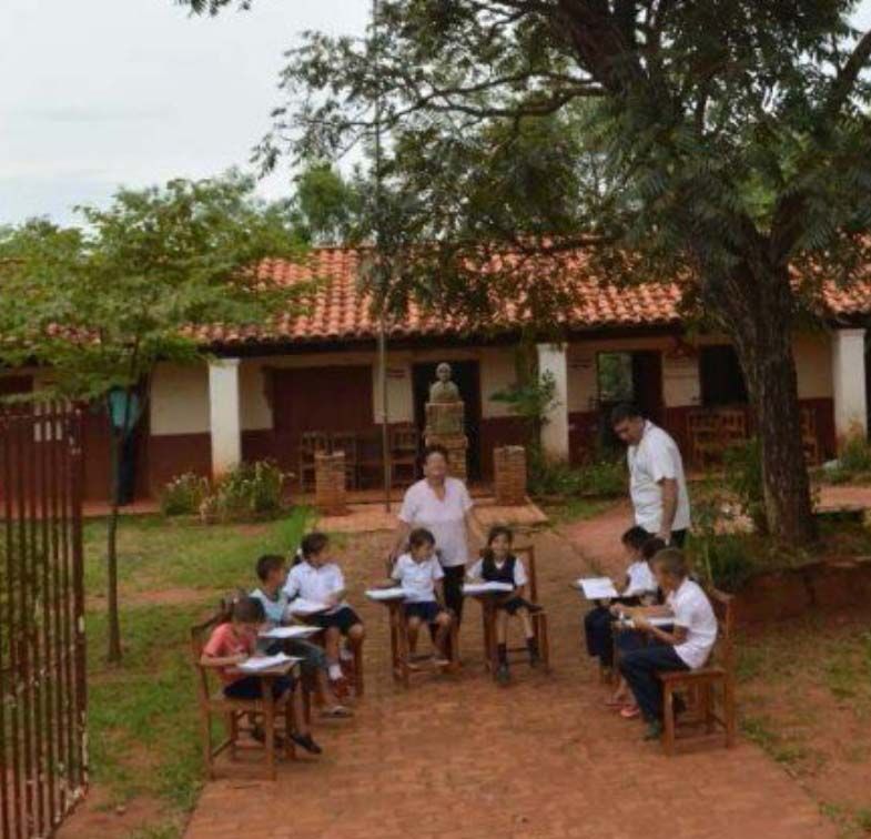 Siguen las clases bajo árboles - Ciudadano digital - ABC Color