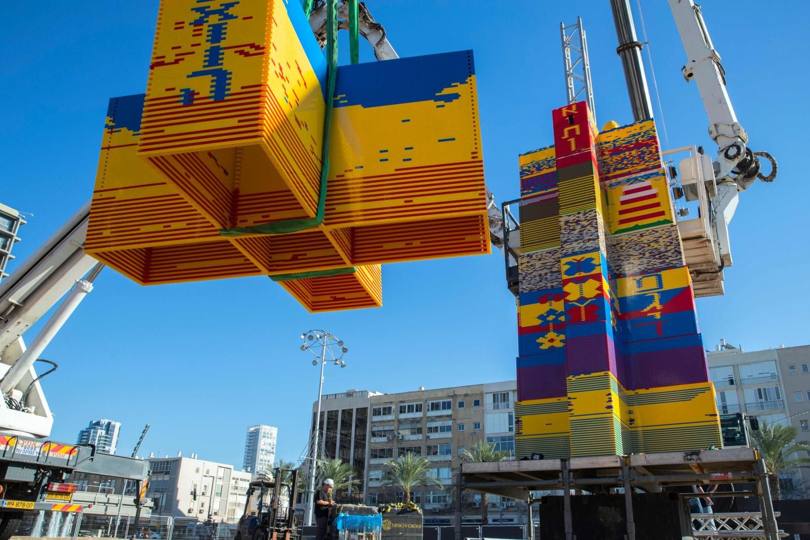 Construyen torre de 36 metros de altura con piezas de Lego - Mundo ...
