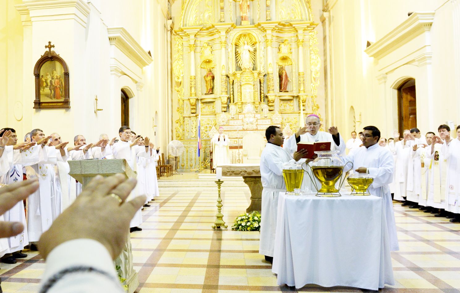 Católicos recuerdan institución de la eucaristía y el sacerdocio ...
