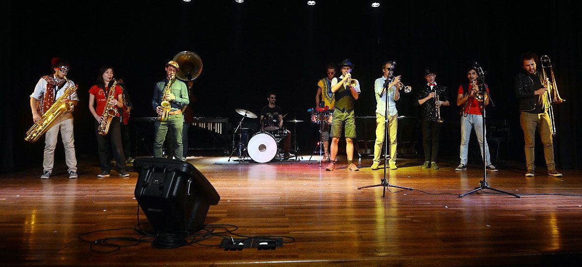 Fiesta musical se inició con mucho público en la Alianza - Artes y ...