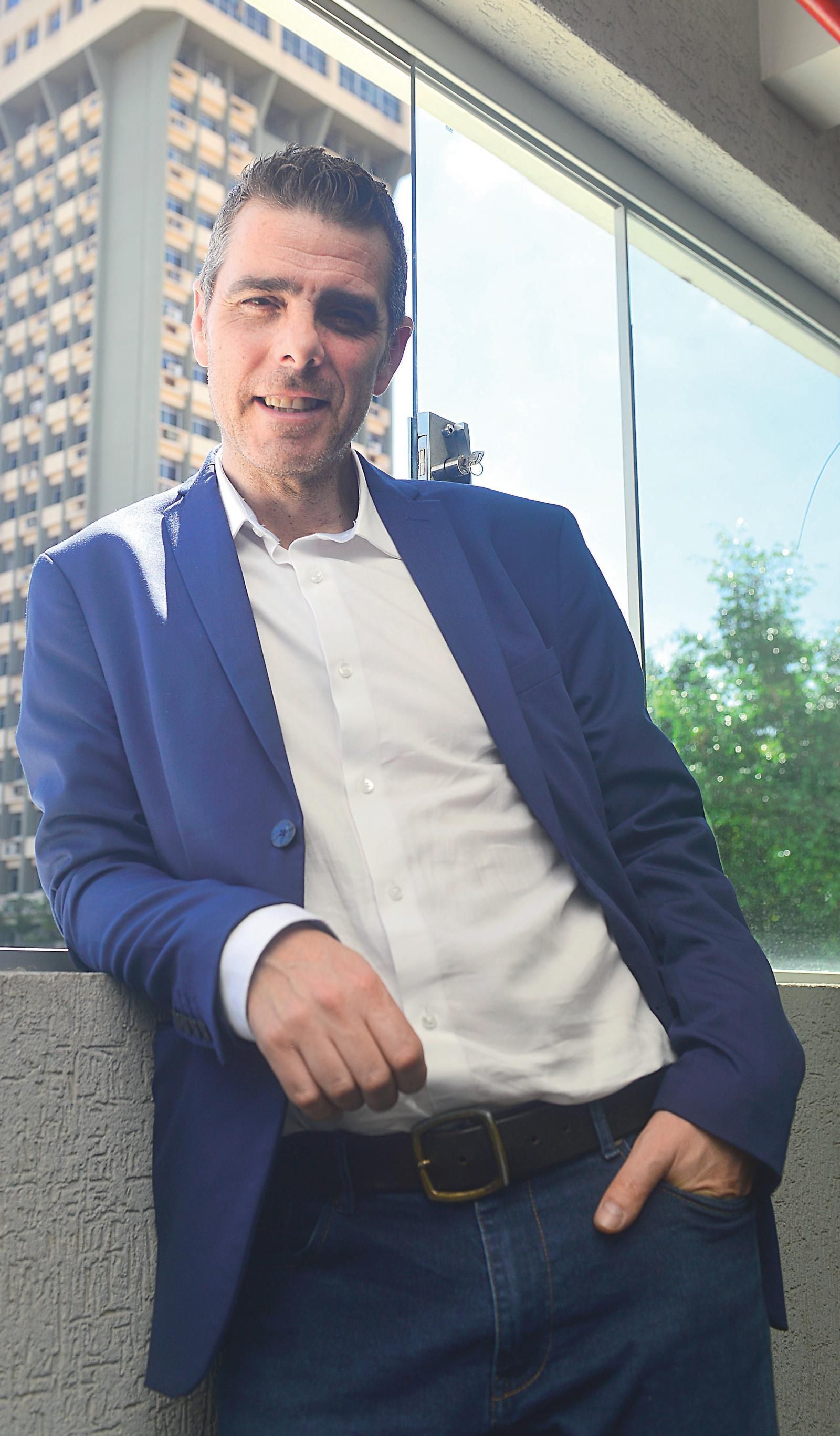 Un escritor multifacético - ABC Revista - ABC Color