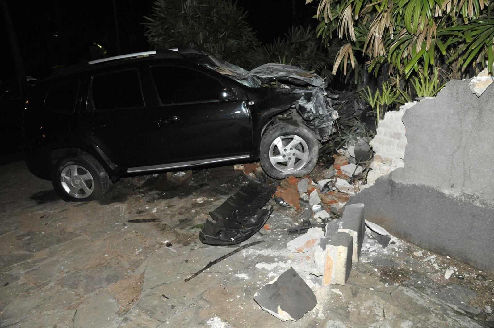 Pierde el control de su camioneta y choca contra casa - Nacionales - ABC Color