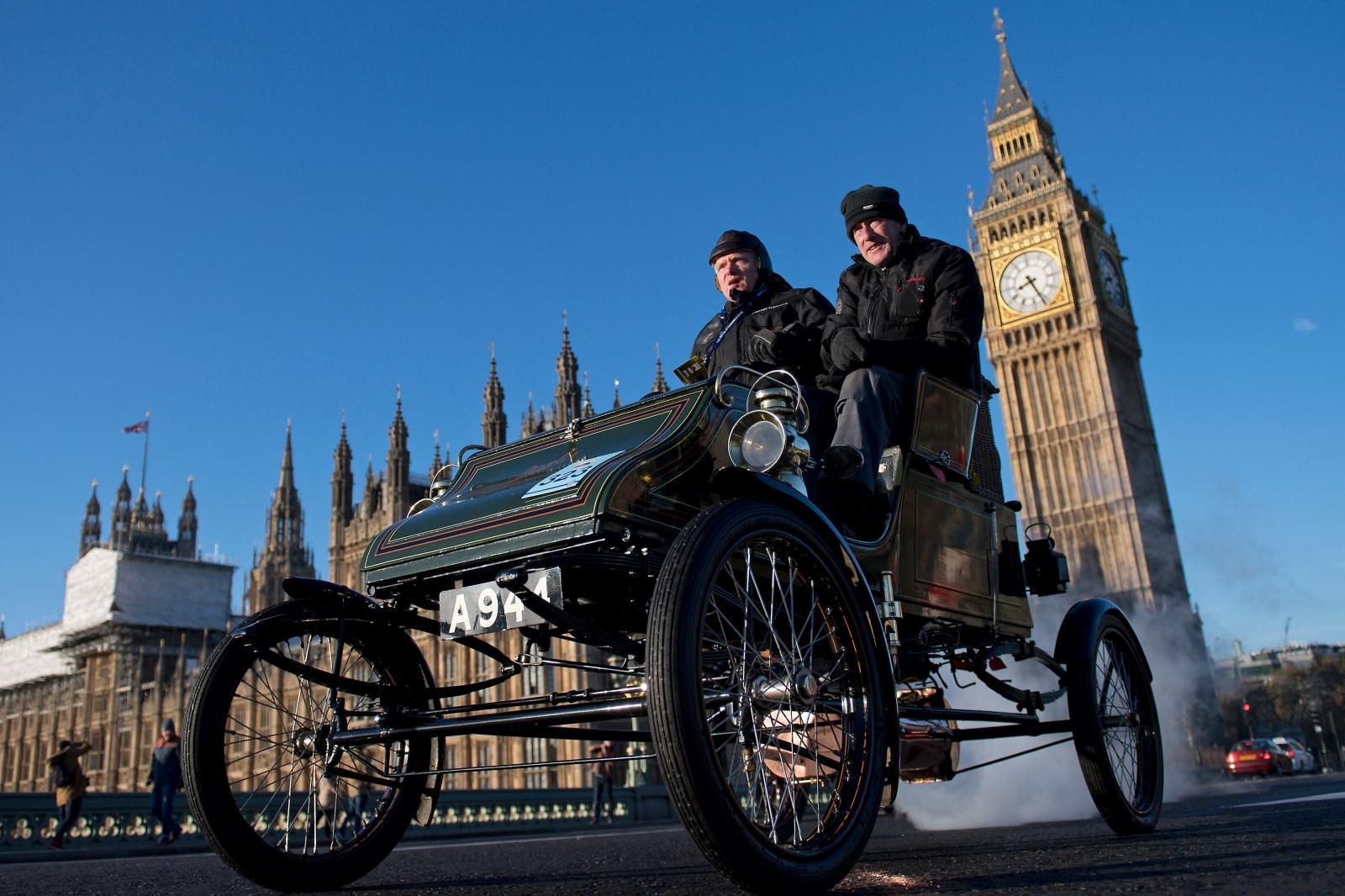 Unos 400 automóviles de época recorren 95 kilómetros de Londres a ...