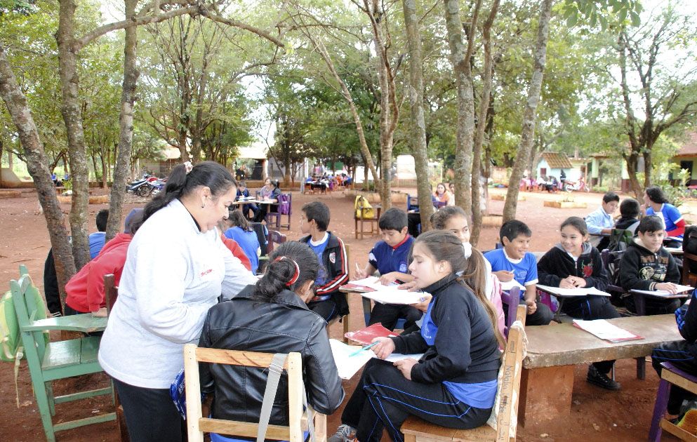 Alumnos dan clases bajo los árboles a causa de la gran humedad en aulas ...