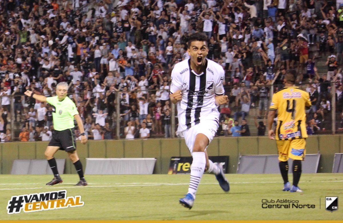 Doblete de Ronaldo Martínez en Argentina - Fútbol - ABC Color
