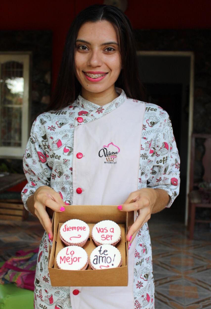 Preparando cupcakes y pasteles, joven repostera ingresa al mundo lleno ...
