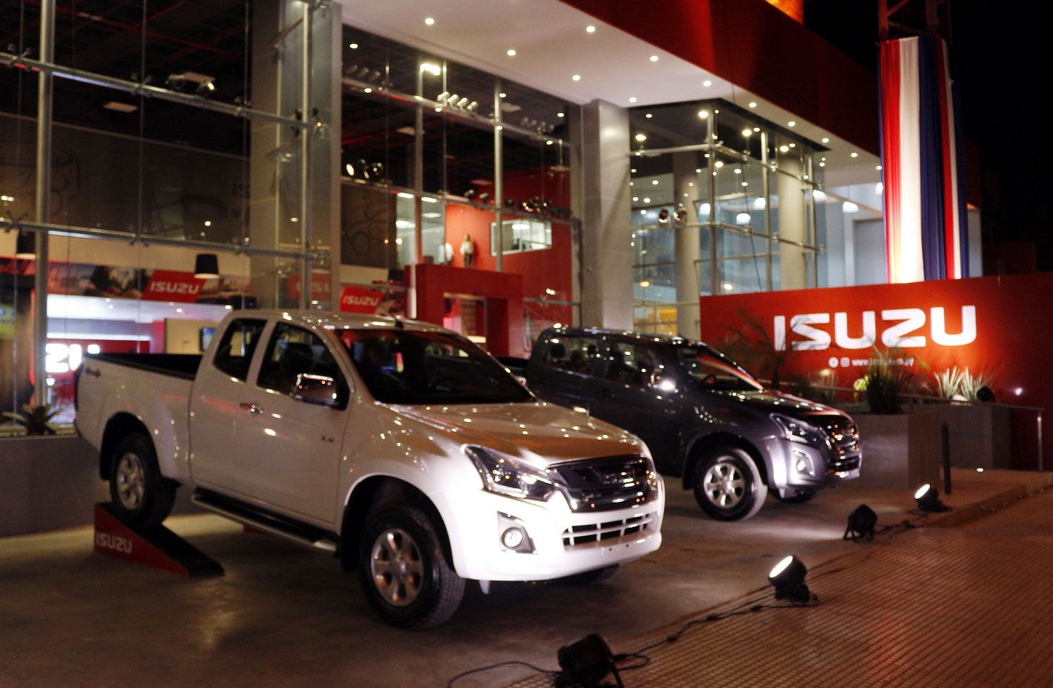 Inauguraron el nuevo edificio Isuzu - Economía - ABC Color