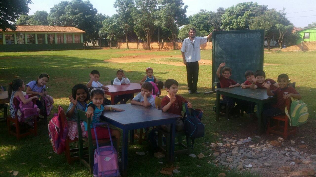 Clase bajo árbol por el intenso calor - Nacionales - ABC Color