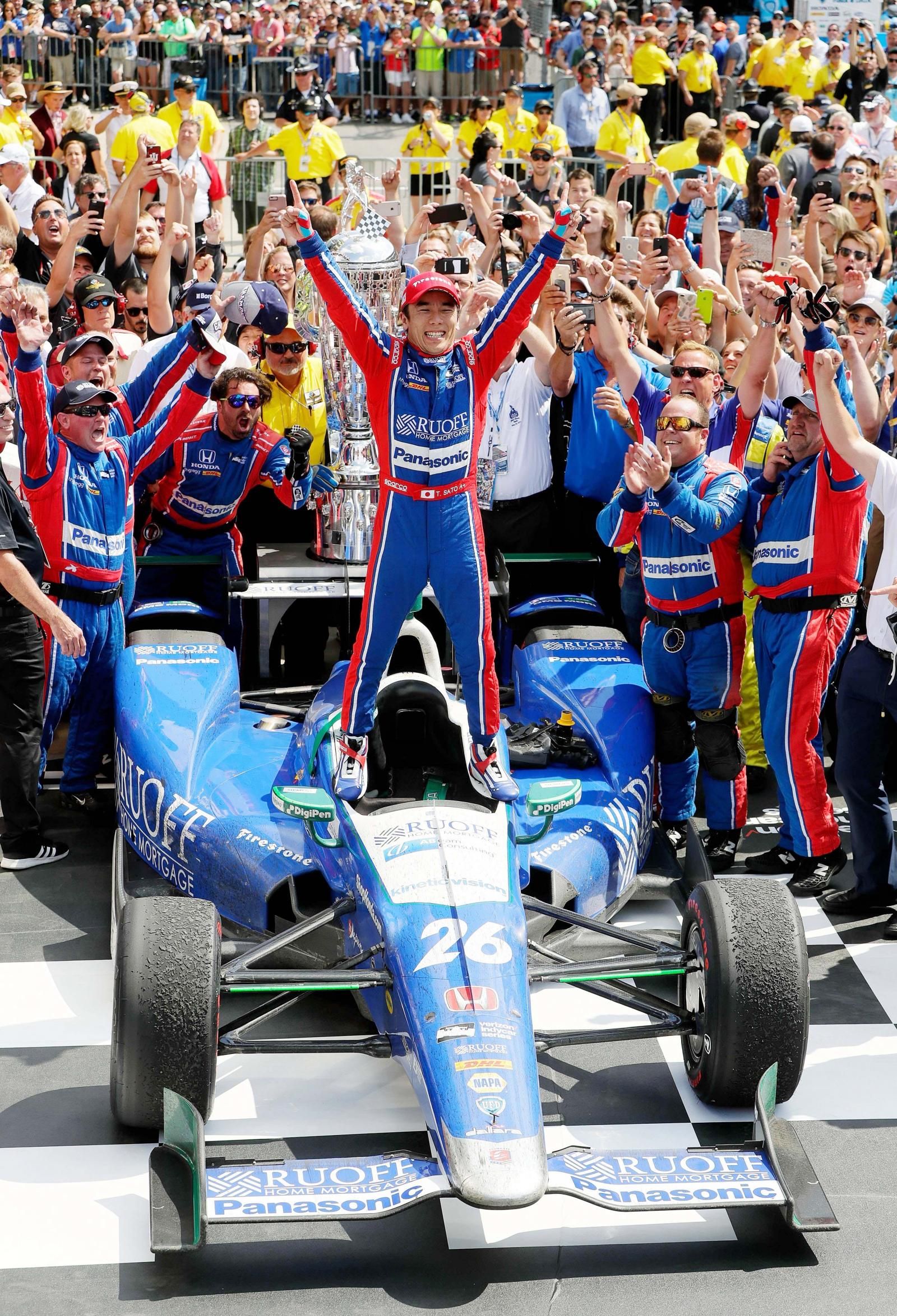 Japonés Takuma Sato logra ganar en emocionante final - Motor - ABC Color