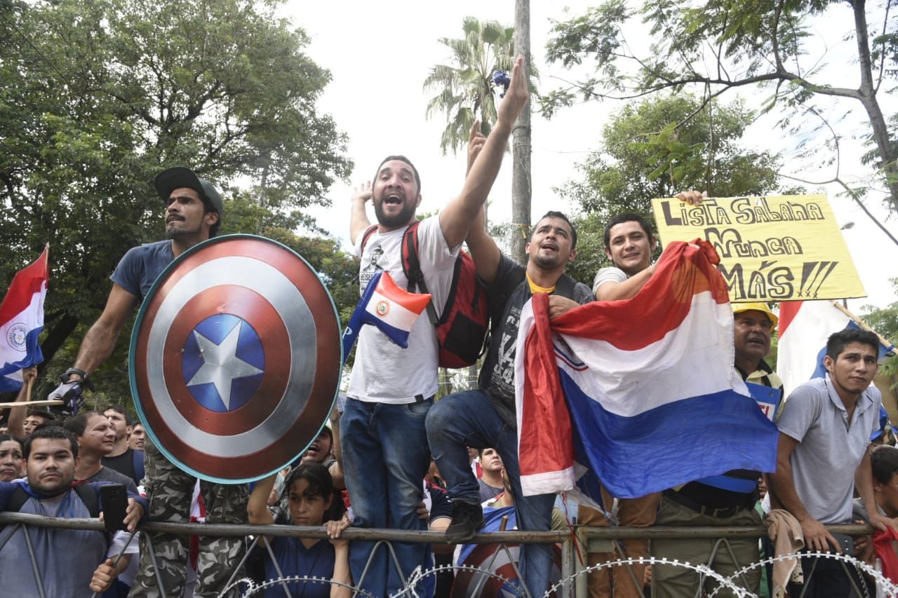 El pueblo despertó y salió a exigir - Galerías de imágenes - ABC Color