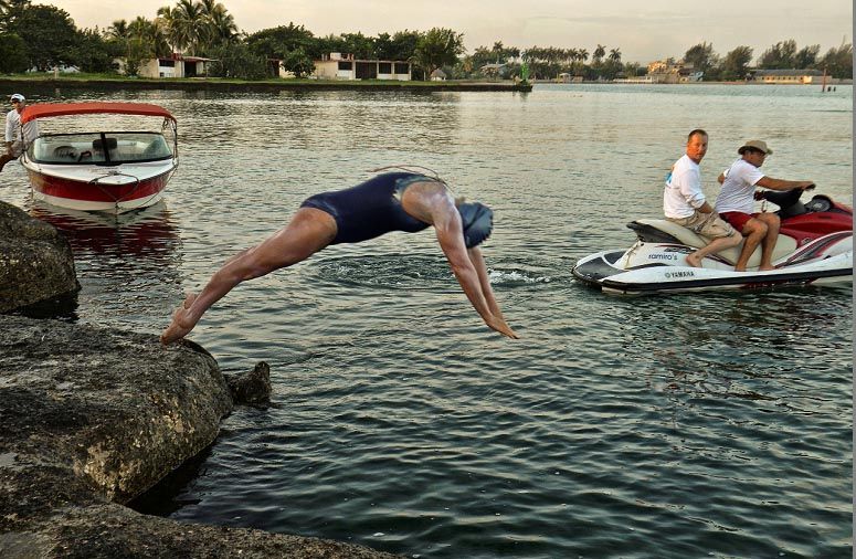 Nadadora inicia desde Cuba travesía a nado de Estrecho de Florida ...