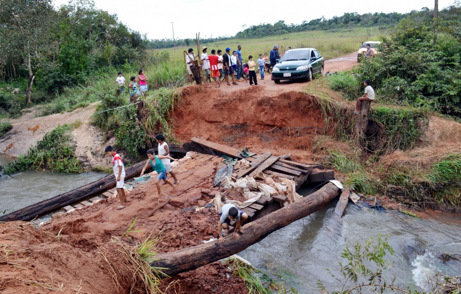 Cae puente y deja aisladas a varias decenas de familias de Villa ...