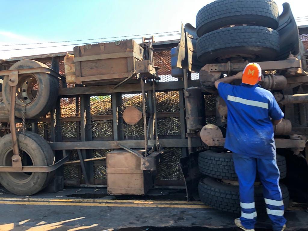 Vuelco de camión en Yaguarón dificulta tránsito - Nacionales - ABC Color