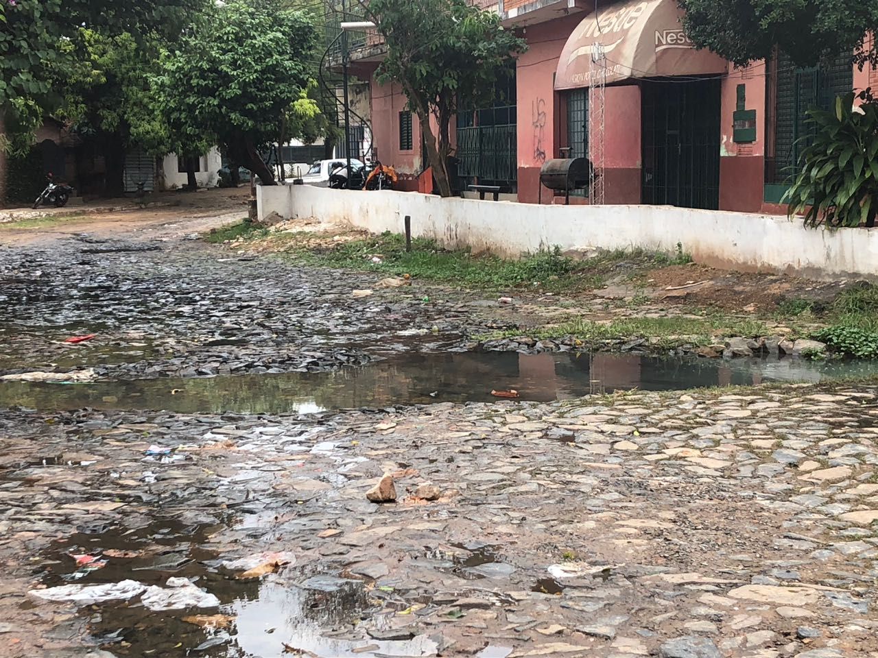 Calle desastrosa y con aguas sucias - Crónicas Ciudadanas - ABC Color