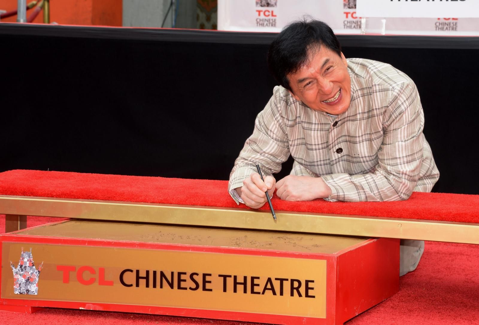 Jackie Chan, primer actor chino en dejar sus huellas en Hollywood ...