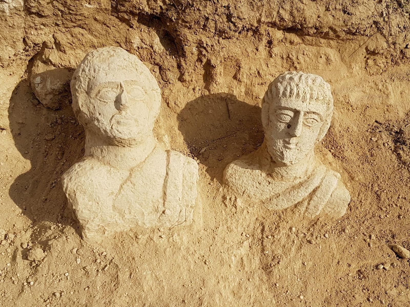 Una paseante descubre en Israel bustos de la época romana - Cultura ...
