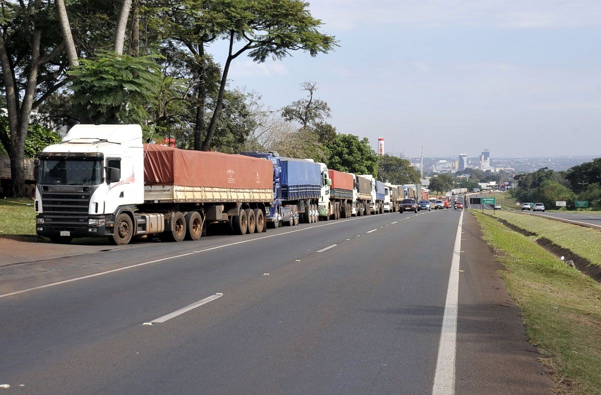 Huelga de camioneros en Brasil frena abastecimiento - Economía - ABC Color