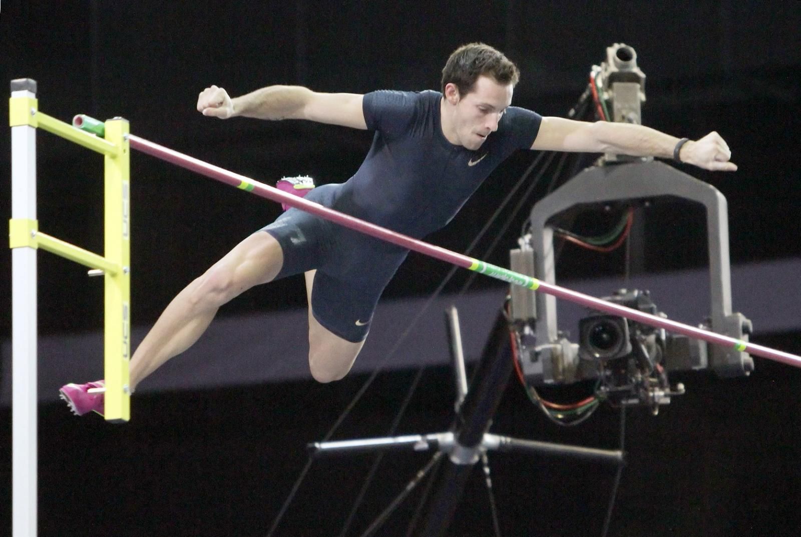 Lavillenie supera récord mundial de salto con garrocha - Deportes - ABC ...
